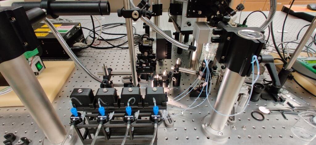 3D Multicomponent Optical tweezers microassembly - Elveflow